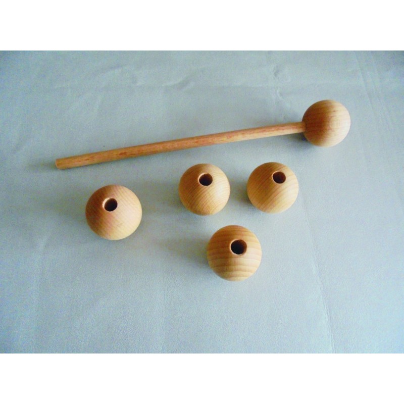 Boules en bois sur tige mobile - mapetitefabriquemontessori